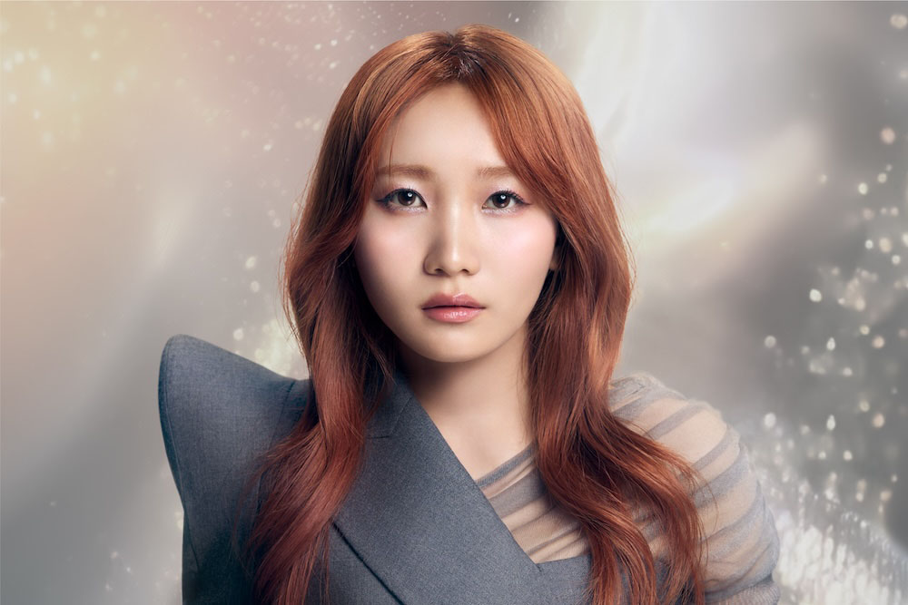 YOASOBI、シュウ ウエムラのブランドアンバサダー！エレベーターが上昇するにつれ、プロの表情へ変化 | News Lounge